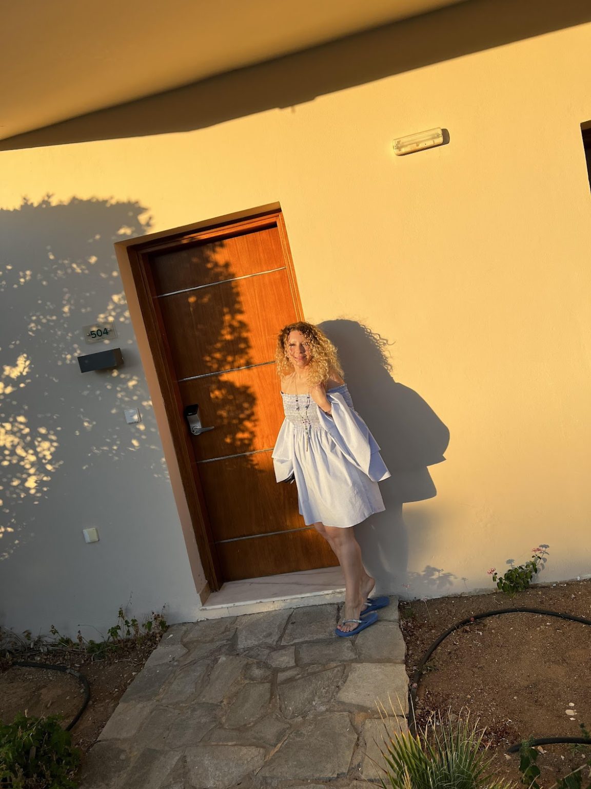 How to Pose: 12 Simple Ways to Look Better in Photos (With Examples ...